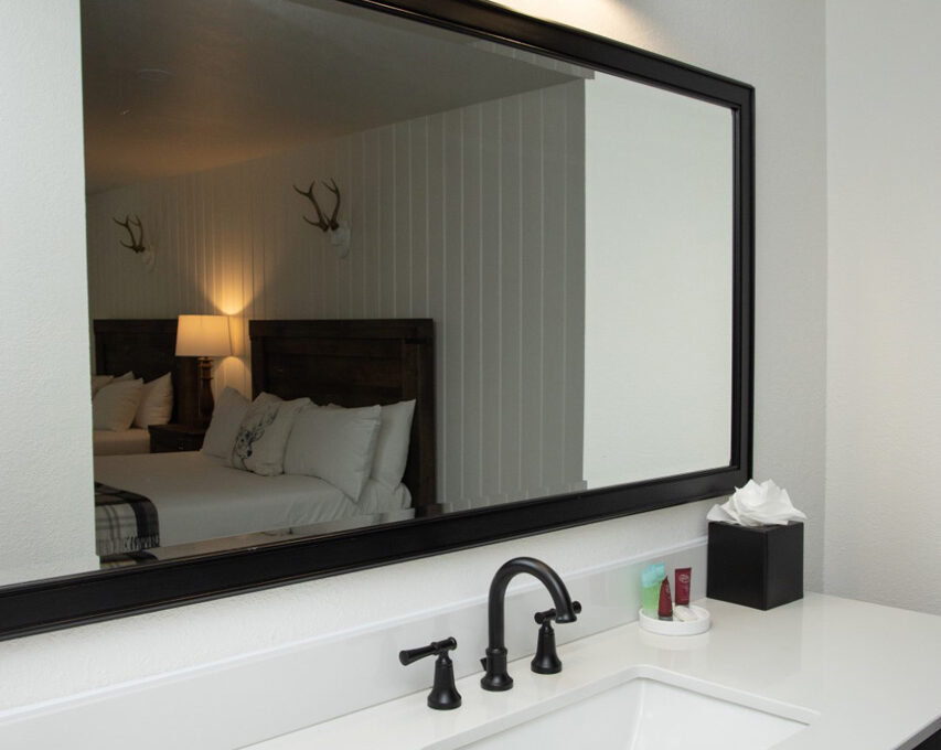 Queen Deluxe Room – Occidental Lodge